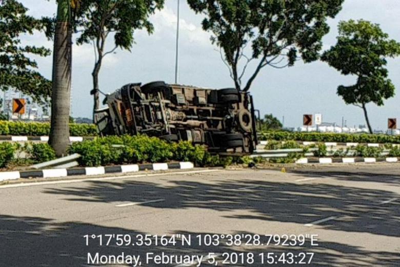 Lorry driver's right arm severed in Tuas accident | The Straits Times