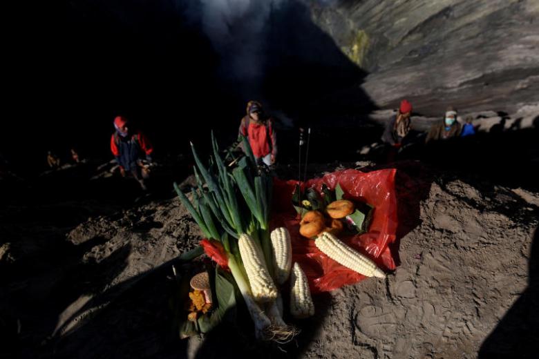 Ritual sacrifice draws crowds to Indonesian volcano Mount Bromo | The ...
