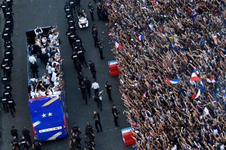 In Pictures: A French World Cup victory parade down the Champs Elysees ...