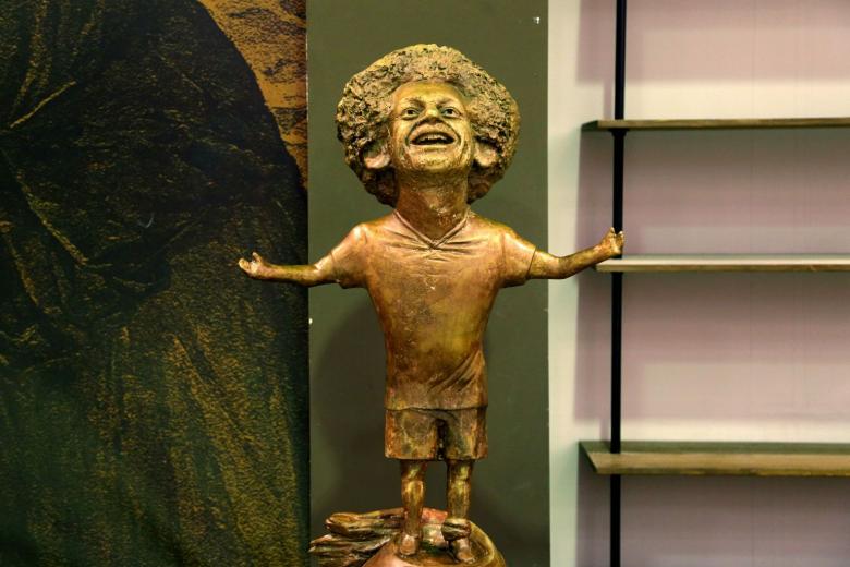 Egyptian king or dwarf? Statue of Liverpool footballer Mohamed Salah ...