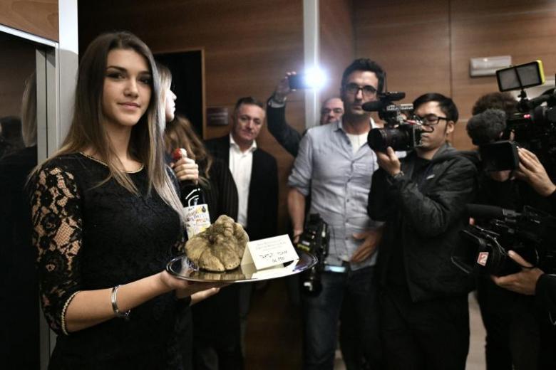 'Exceptional' white truffle sold for 85,000 euros | The Straits Times