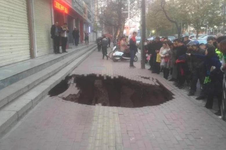 Woman survives fall into sinkhole in China | The Straits Times