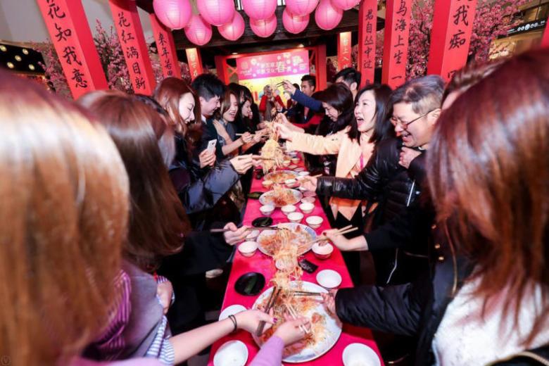 Singapore cultural group promotes lohei in Shanghai | The Straits Times