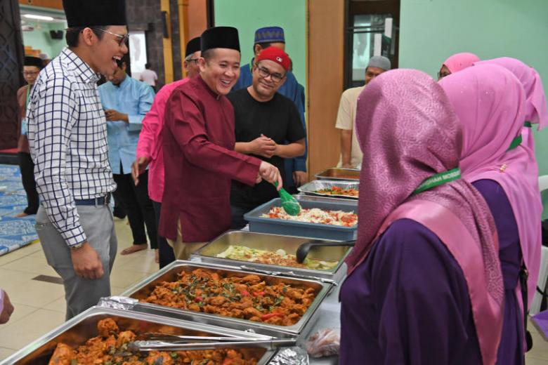 Mosques serve healthier food during iftar this Ramadan | The Straits Times