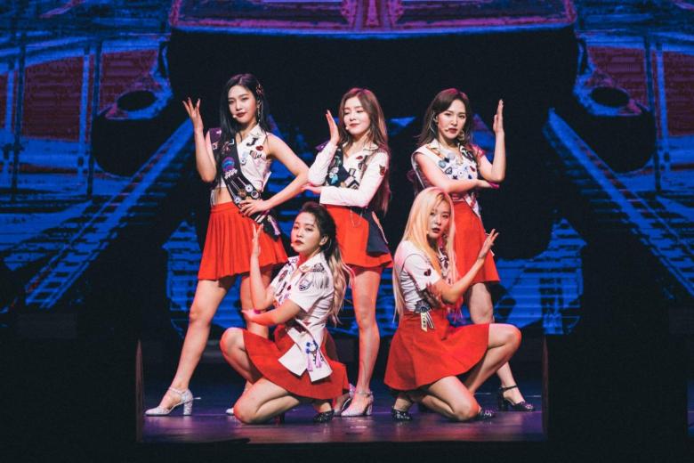 Terrified Red Velvet singer Joy runs away from stage after loud ...