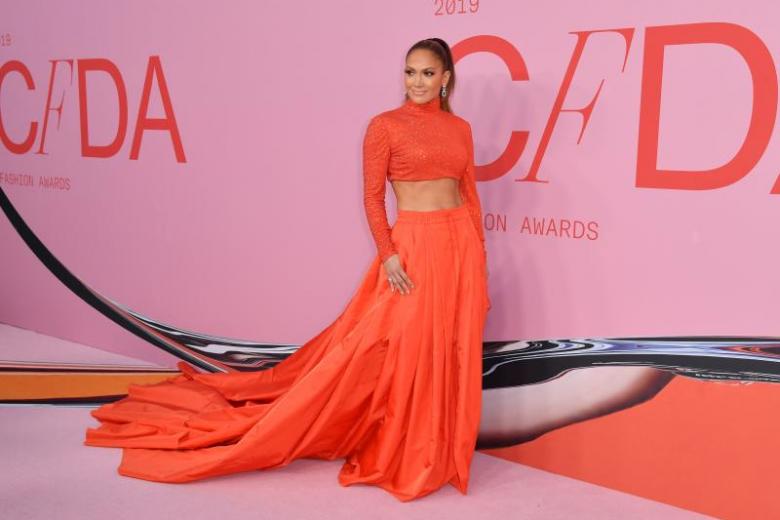 Jennifer Lopez bares her abs as she accepts Fashion Icon award | The ...