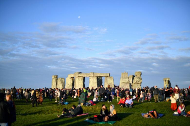 Thousands celebrate summer solstice at Stonehenge | The Straits Times