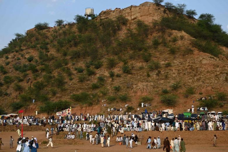 As water disappears, parched southern Pakistan farmers march north ...