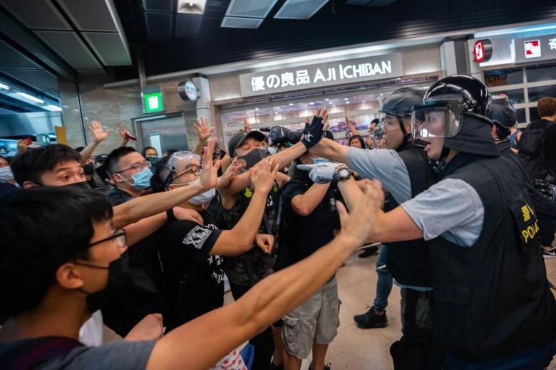 In Pictures: Hong Kong riot police clash with protesters inside a ...
