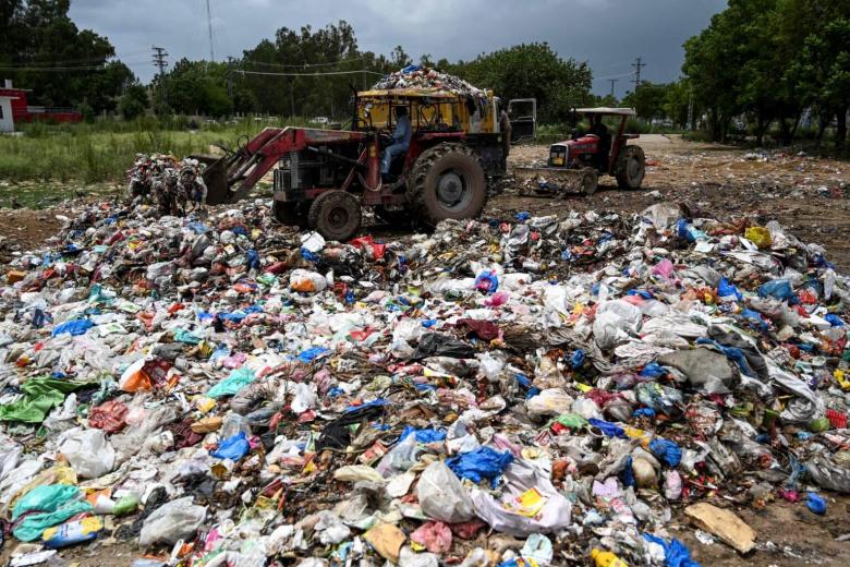 'I like plastic': Pakistan's toxic 'love affair' with waste | The ...