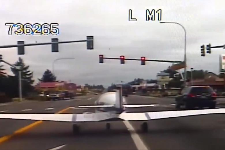 Small plane lands on Washington state road, shocking drivers | The ...