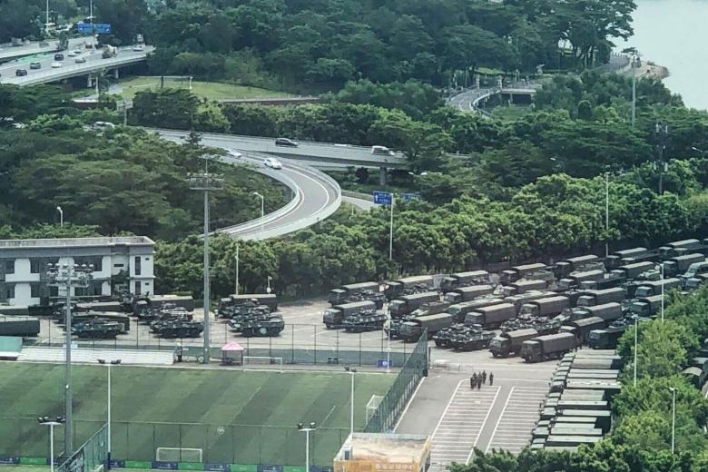Chinese military personnel parade seen near Hong Kong border | The ...