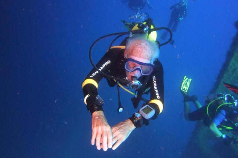 World War II veteran Ray Woolley breaks own scuba diving record at age ...