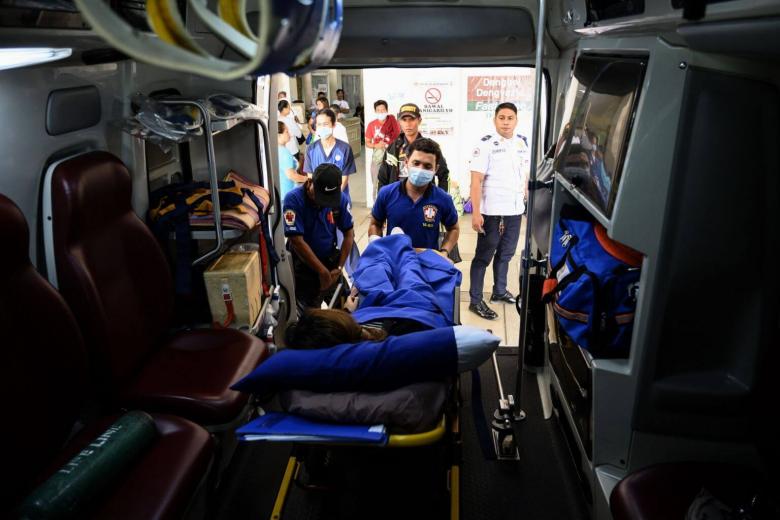 Patients die as Manila traffic jams block ambulances | The Straits Times