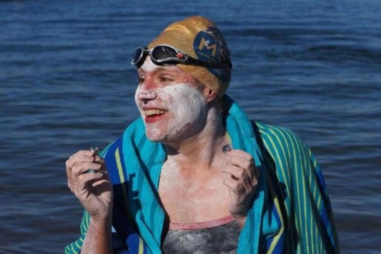 US woman crosses Channel four times in record-breaking swim | The ...