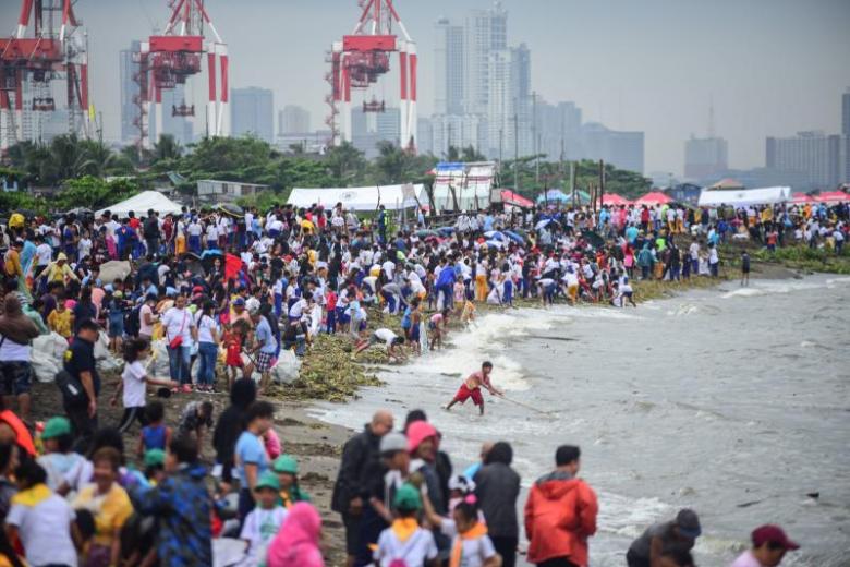 Activists get down and dirty clearing rubbish on mass cleanup day | The ...