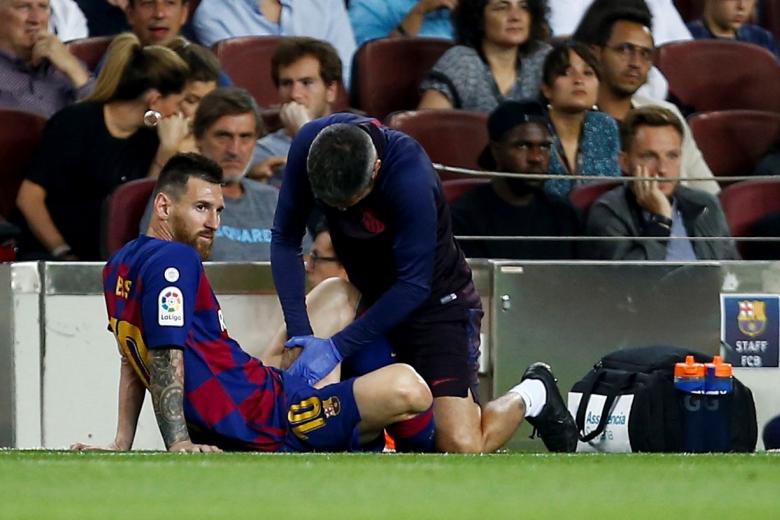 Football: Barcelona confirm Messi thigh strain | The Straits Times