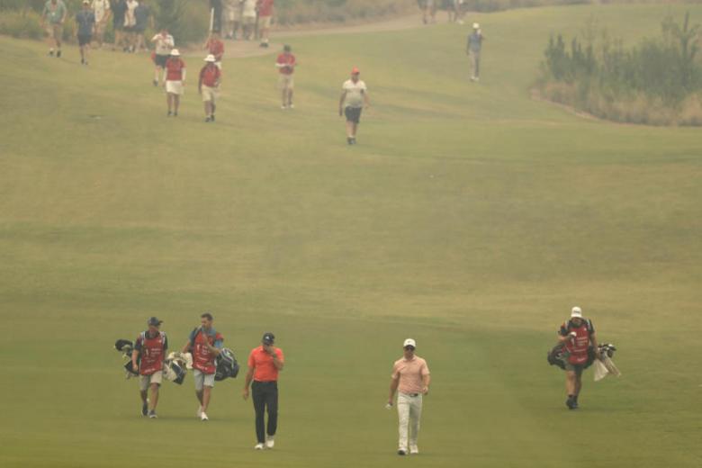 Golf: 'Your eyes burn': Golfer in mask as smoke shrouds Australian Open ...