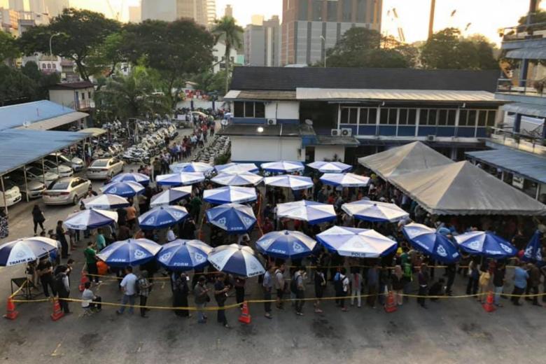 Long queues as Malaysian police give 50% discount on traffic tickets ...