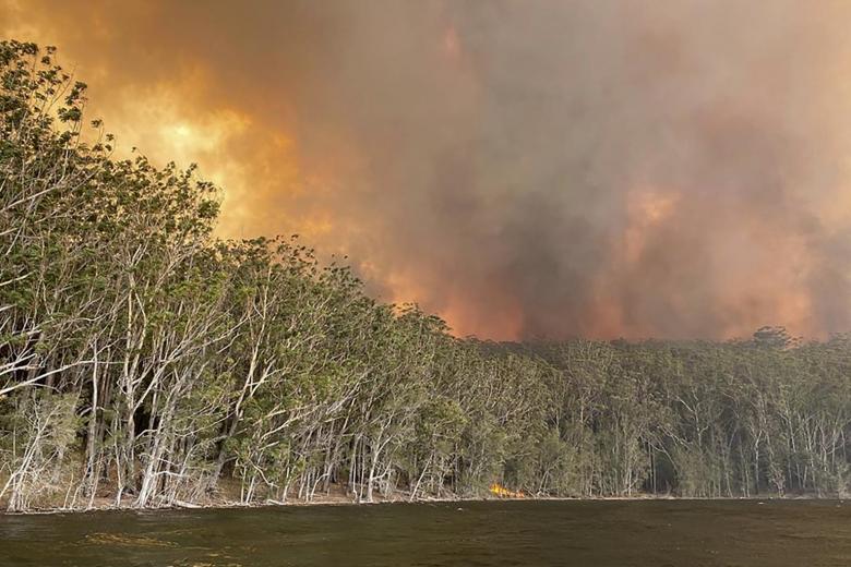 Australian navy races to rescue thousands as new fire threat looms ...