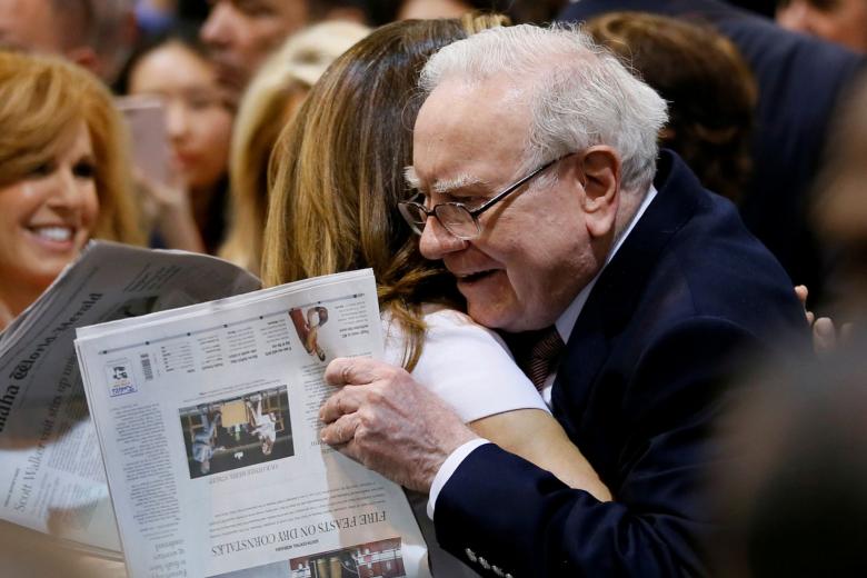 Billionaire Warren Buffett dumps newspaper holdings at a loss | The ...