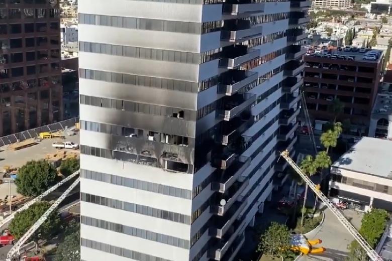 Residents jump from Los Angeles high-rise amid blaze | The Straits Times