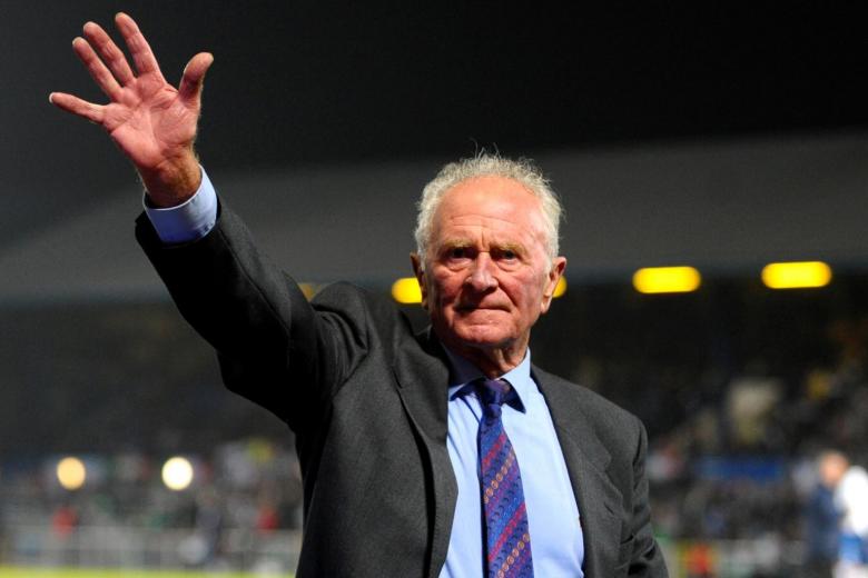 Football: Munich air crash hero and goalkeeping great Harry Gregg dies ...