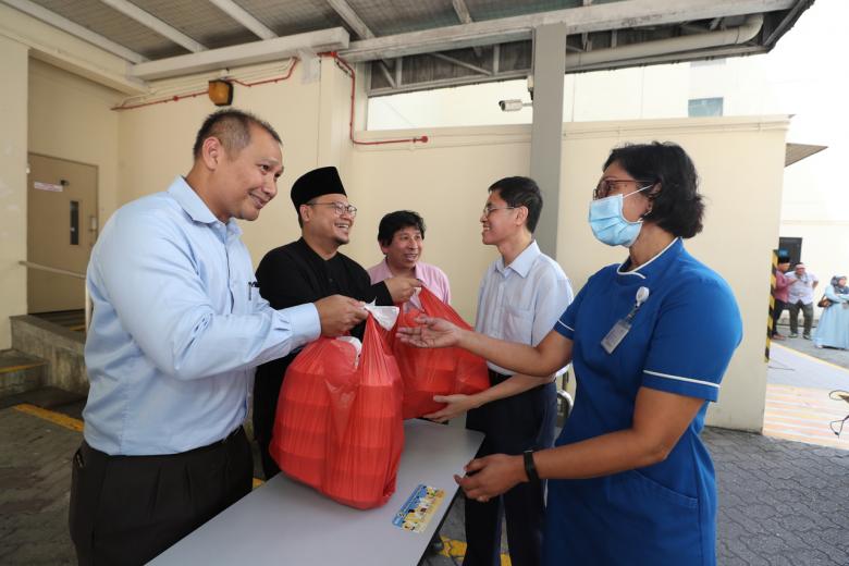 Coronavirus: Jurong Polyclinic staff get lunch treat and notes of ...