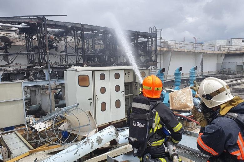 Fire breaks out on rooftop of empty building in West Coast, no one ...