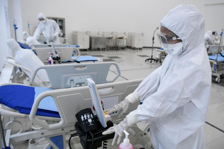 Video of Indonesian family unwrapping body of suspected coronavirus ...