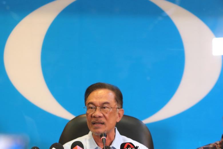 Malaysia's Anwar raises eyebrows with support for Najib's call to probe ...