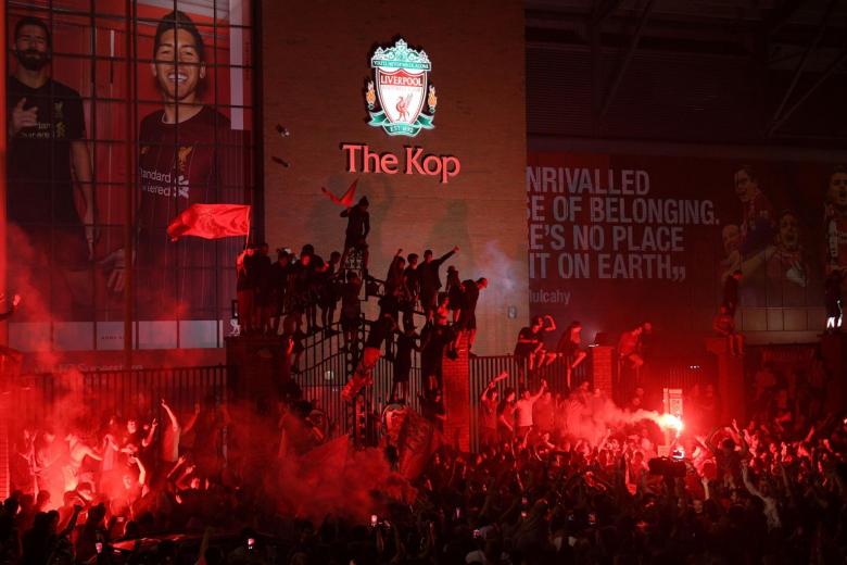 Football: Liverpool fans turn the city red in celebration after team ...