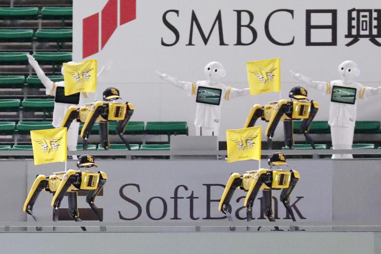 Baseball: Dancing robots replace fans at Japanese baseball game | The ...