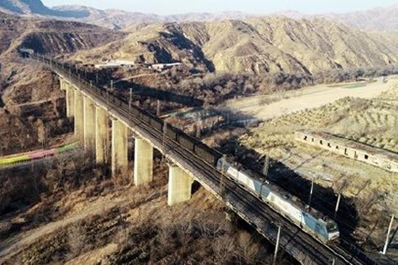 Cargo train derails on China's Datong-Qinhuangdao railway: Rail ...