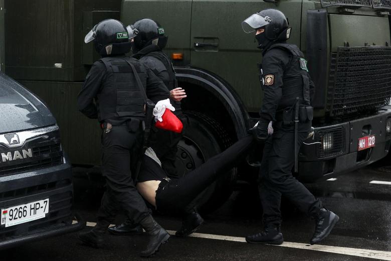 Police in Belarus crack down on protesters, detain dozens | The Straits ...