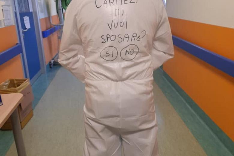 Italian nurse proposes with a little help from his Covid gown | The ...