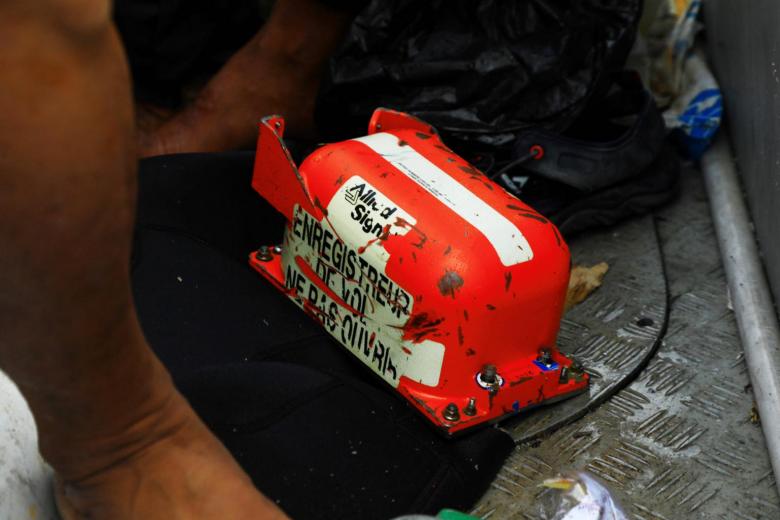 Indonesian navy divers retrieve flight data recorder from Sriwijaya Air ...