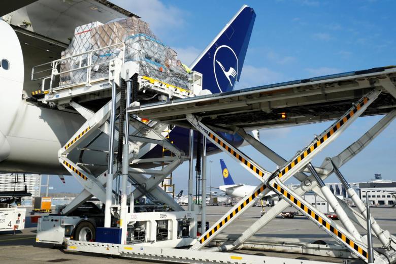 Boeing says its fleet will be able to fly on 100% biofuel by 2030 | The ...