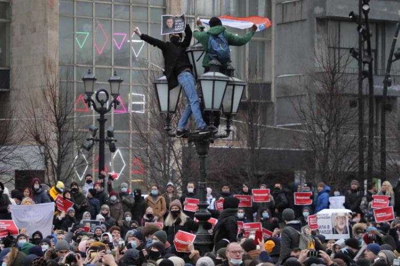 Toilet brushes and blue pants: Symbols of Russia's protests | The ...