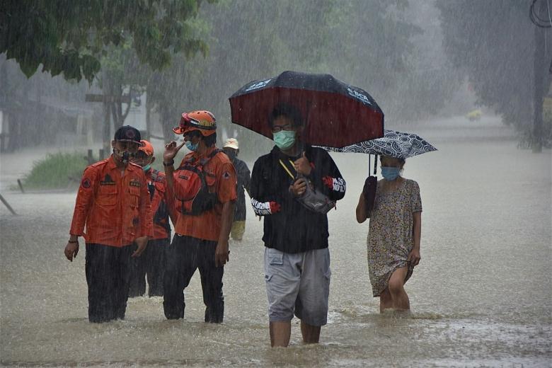 Floods trigger power outages, evacuations in Jakarta | The Straits Times
