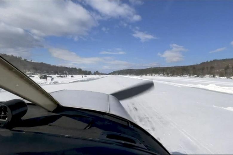 Airplane runway opens on frozen US lake for icy landings | The Straits ...