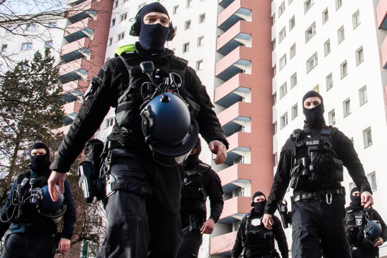 German police carry out dozens of dawn raids on far-right crime network ...