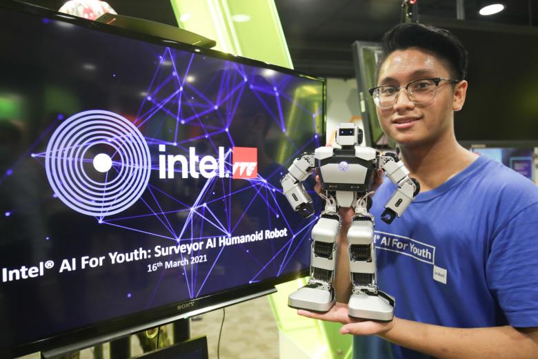 Singapore first to roll out Intel's free AI course for non-techies ...