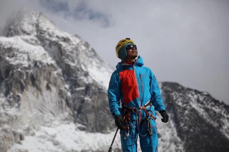 First blind Chinese mountaineer climbs Mount Everest | The Straits Times
