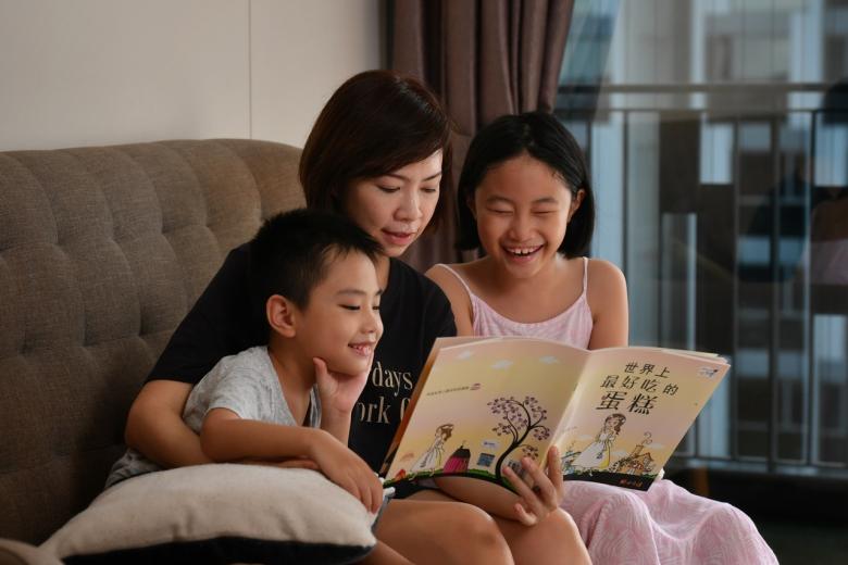 Celebrity Parents: Radio host Tan Li Yi's kids speak three languages at ...