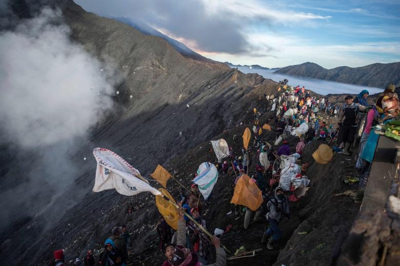 Thousands climb Indonesian volcano for ritual sacrifice | The Straits Times
