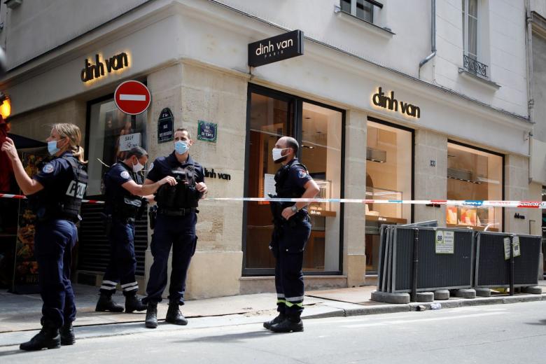 Thieves flee with 'substantial' haul after robbing Paris jewellery ...