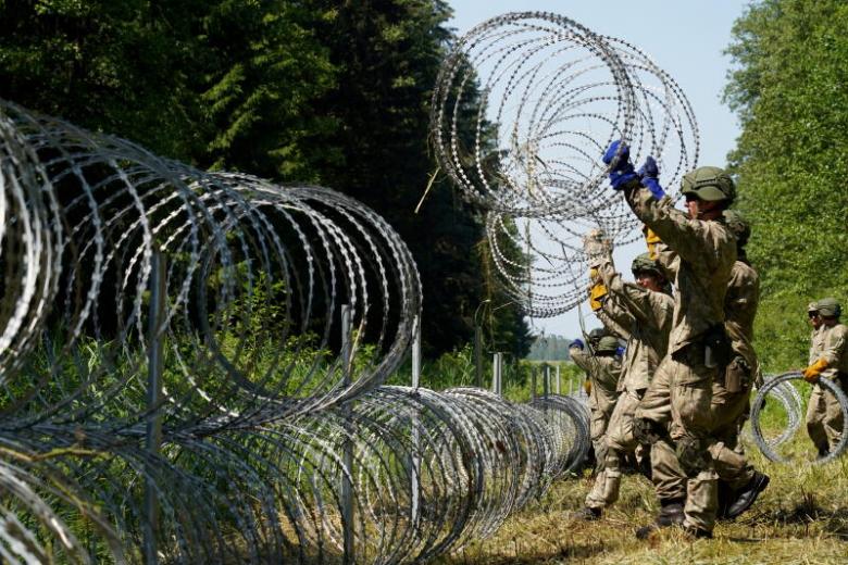 Ukraine sends barbed wire to Lithuania for Belarus border | The Straits ...