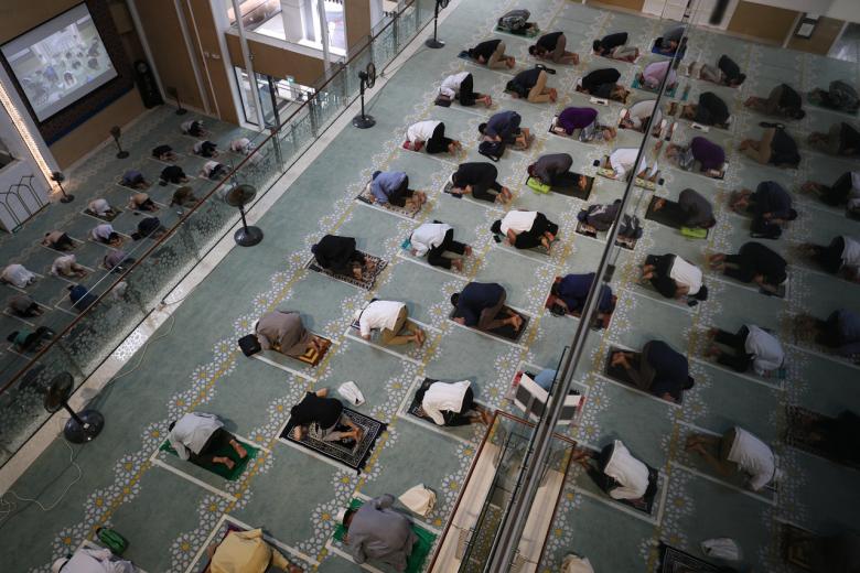 Almost all 25,080 spaces for Friday prayers booked at mosques as Covid ...