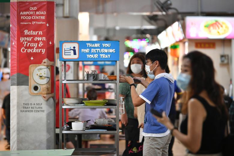More diners returning trays at hawker centres | The Straits Times